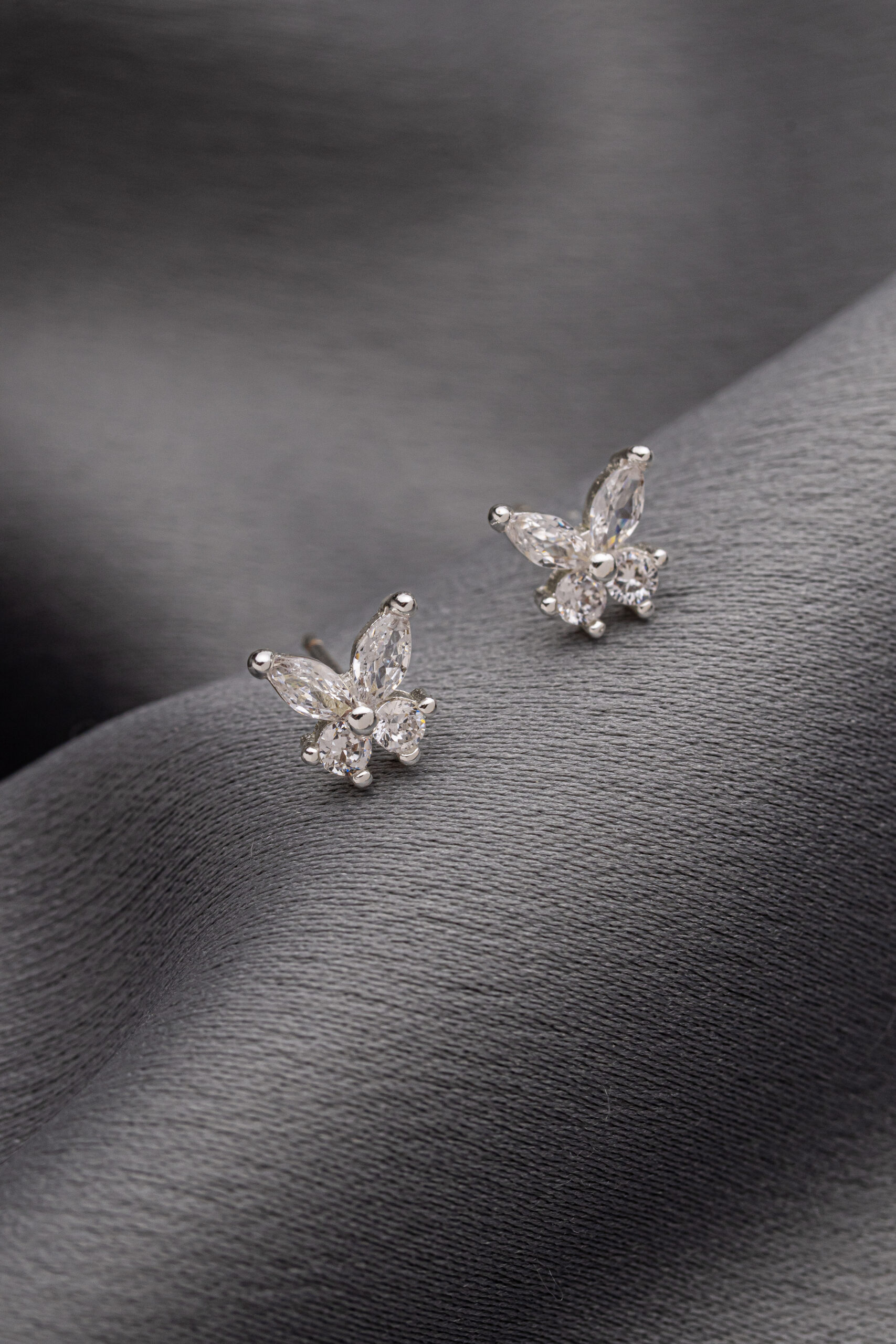 BRINCO MINI BORBOLETA EM PEDRAS SEMIJOIA BANHADA PRATA – Rahra B2B